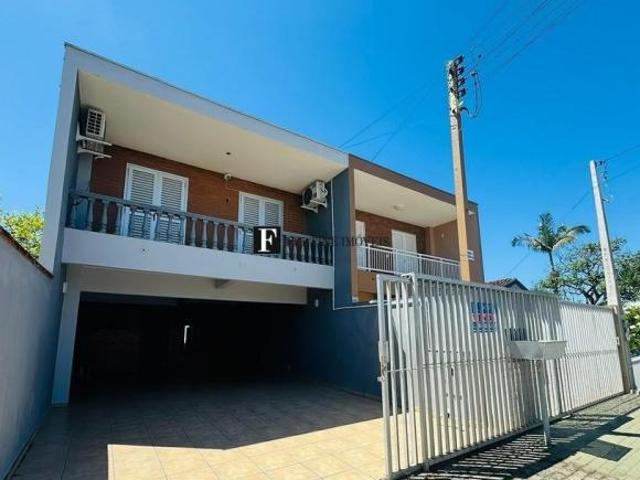 Sobrado com 04 quartos em Santa Terezinha