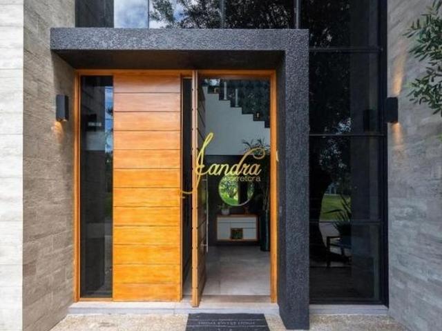 Sobrado Com 06 suítes Beira Lago, mobiliado e decorado com piscina em concreto aquecida