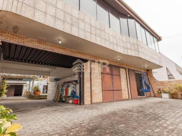 Sobrado com 08 suítes e 05 vagas de garagem Balneá