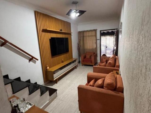 Sobrado com 104m², 2 dormitórios, 2 banheiros, churrasqueira e 1 vaga