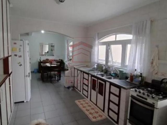 Sobrado com 130 m2, 3 dormitorios, 2 banheiros, garagem para 2 automo?veis com porta?o automa?tico