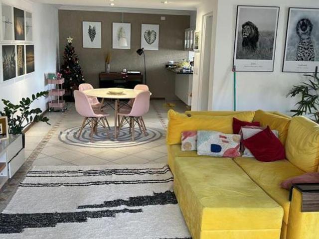 Sobrado com 137m², 2 suítes, 4 vagas, churrasqueira e piscina. Avalia Permuta