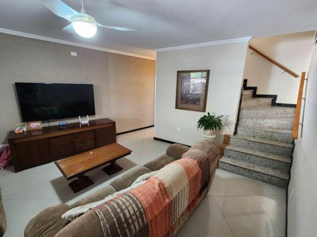 SOBRADO COM 156M² ÚTEIS, 3 QUARTOS SENDO 2 SUÍTES, QUINTAL, 2 VAGAS DE GARAGEM