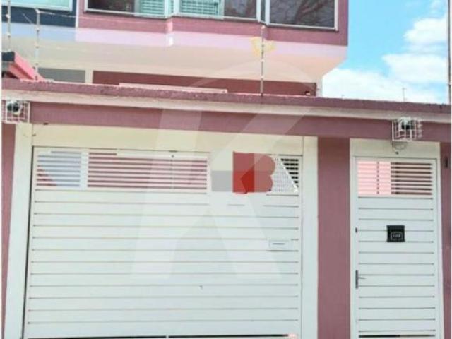 Sobrado com 158m2, 3 suítes, 5 vagas, sacada, quintal, churrasqueira na Vila Isolina Mazzei