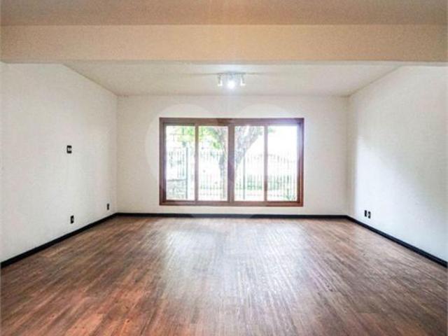 SOBRADO COM 200m² PARA VENDA E LOCAÇÃO EM PERDIZES