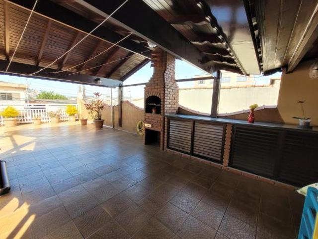Sobrado com 200m², 2 quartos, churrasqueira e 2 vagas na Vila Assis em Mauá
