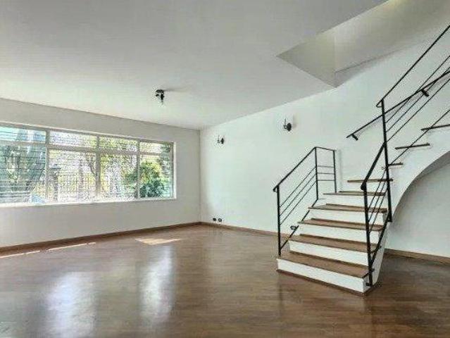 Sobrado com 205m², 4 dormitórios, 3 vagas Churrasqueira e Hidromassagem à Vend