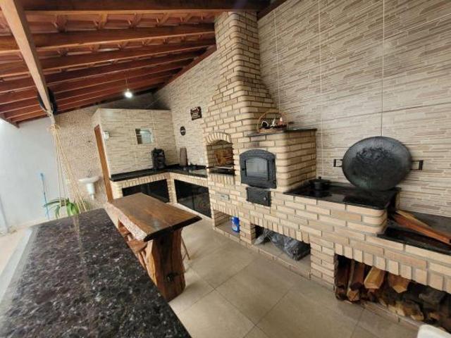 Sobrado com 219m², 4 quartos, 4 banheiros, 4 vagas, área de churrasqueira e salão comercial