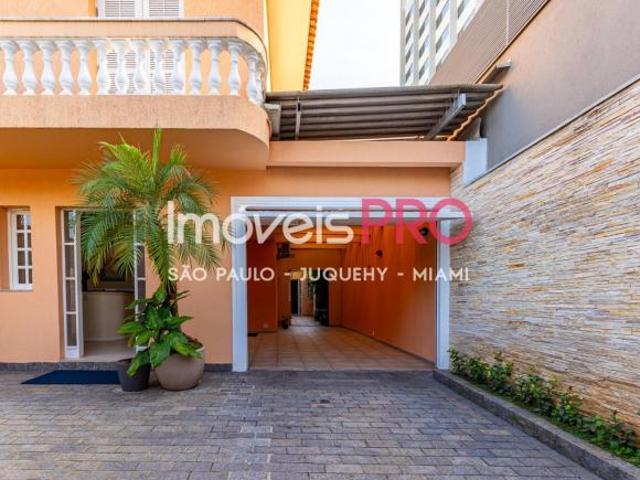Sobrado com 220 M² 03 dorm 01 suíte 04 vagas no Jardins
