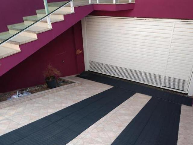 Sobrado com 220 m² de área construída, 03 dormitórios, sendo 01 suíte, 05 vagas