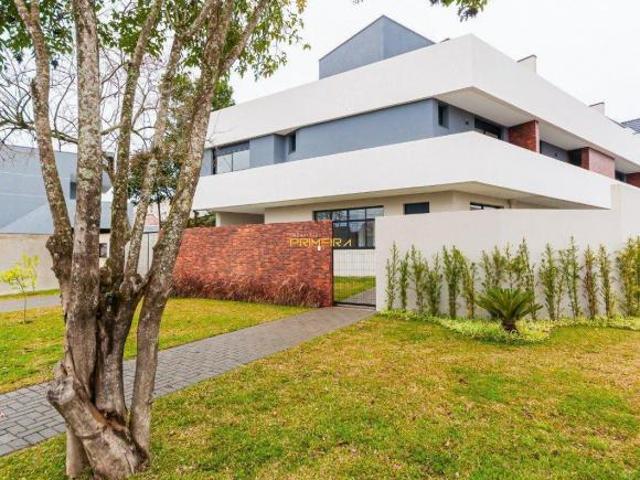Sobrado com 223m² e 03 suítes em Santa Felicidade