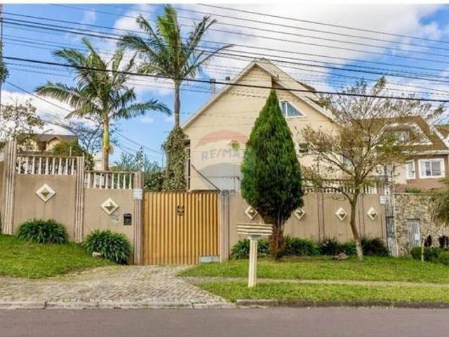Sobrado com 234m2, 04 quartos, com quintal no Bairro Jardim das Américas em Curitiba