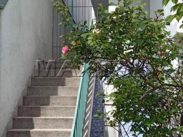 Sobrado com 240 m², 3 dormitórios, e 4 vagas de garagem, sala de estar e 2 banheiros