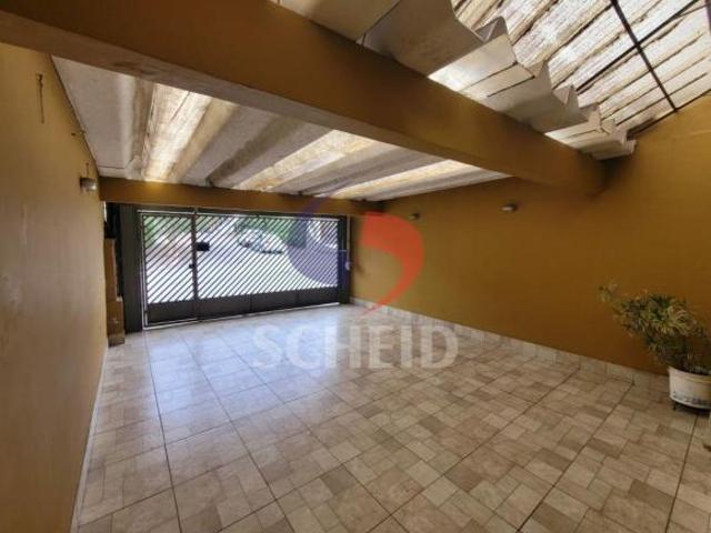 Sobrado com 240m2, 4 quartos e 2 vagas em excelente localização em Interlagos