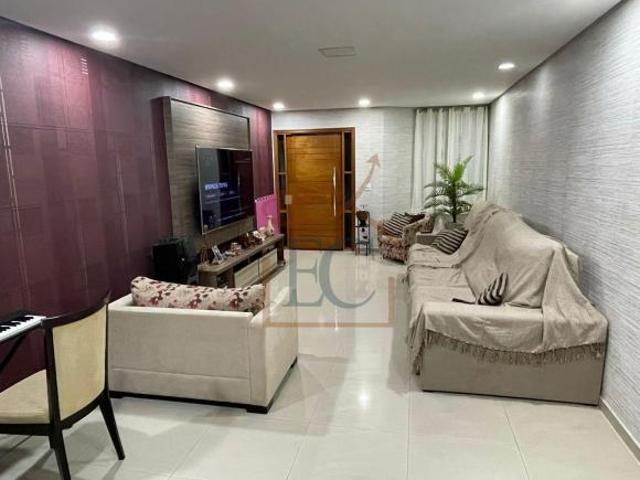 Sobrado com 250 m², 3 dormitórios, churrasqueira e 4 vagas na Vila Dora
