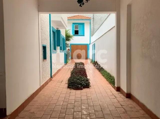 Sobrado com 250m² na Vila Olímpia, com 5 dormitórios, 3 banheiros, sala, cozinha, quintal, área de s