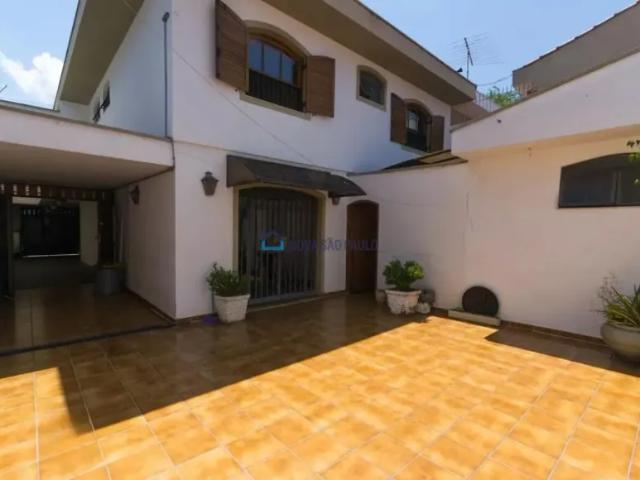 Sobrado com 256m² sendo 4 dormitórios 3 suítes sala coz 4 banheiros lavanderia 5 vagas de garagem