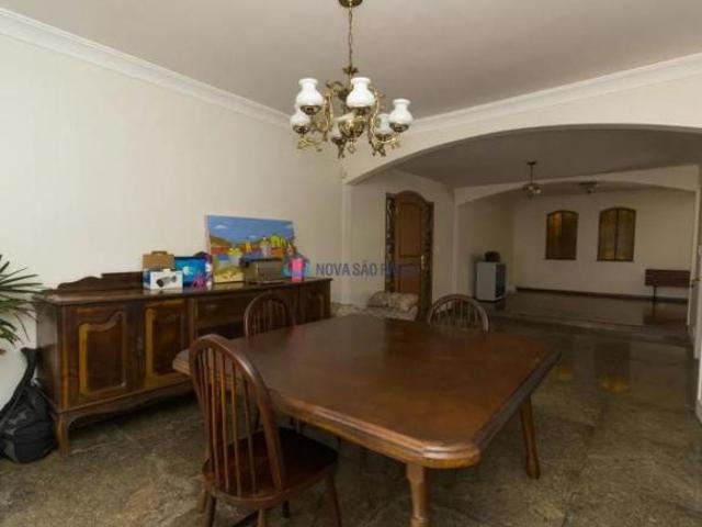 Sobrado com 256m² sendo 4 dormitórios 3 suítes sala coz 4 banheiros lavanderia 5 vagas de garagem
