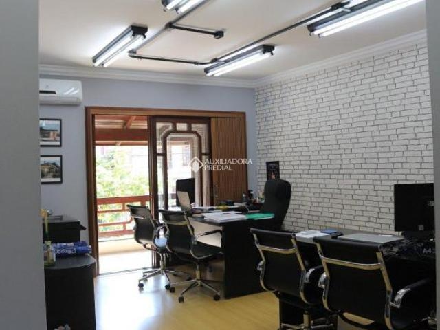 Sobrado com 260 m², ótimo para moradia ou empresa