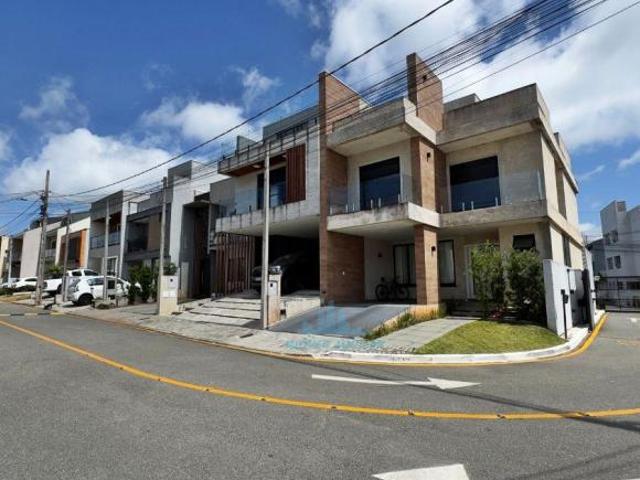 Sobrado com 272m2 em condomínio fechado ao lado do Condor Campo Comprido!