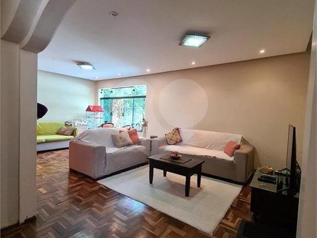 Sobrado com 276m² de área construída e 400m² de terreno na Vila Mascote