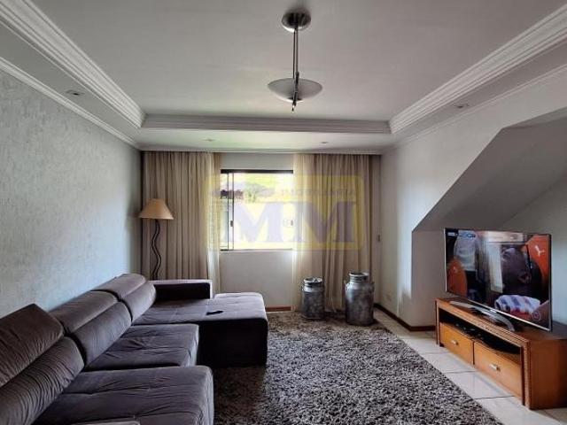 Sobrado com 280m² e terreno de 336m² no Centro de Pinhais
