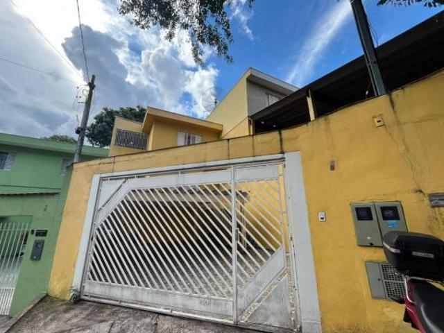 Sobrado com 2 Casas, Água e Luz Individuais e 3 Vagas de Garagem