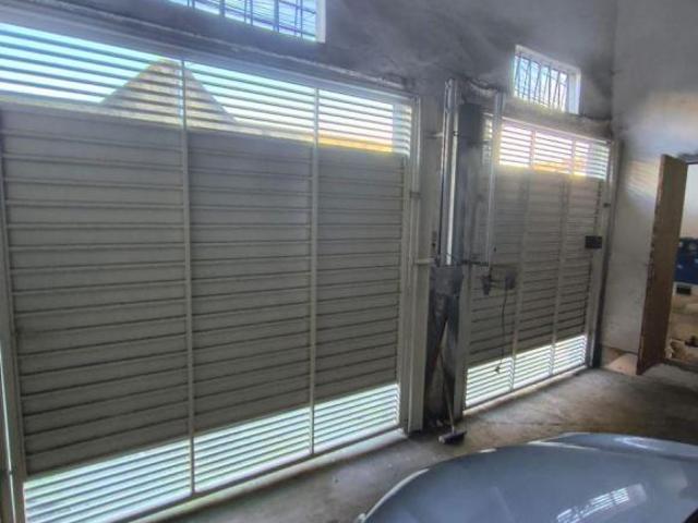 Sobrado com 2 casas independentes, 2 vagas espaçosas e terraço c/ documentação ok!