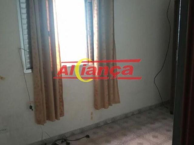 Sobrado com 2 casas independentes, 5 quartos, terraço e amplo quintal. Ideal para famílias!