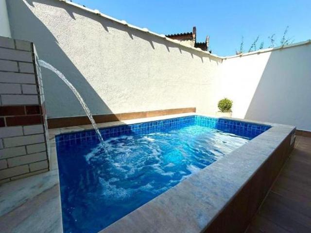 Sobrado com 2 dormitórios próximo à praia no bairro Balneário Itaguaí