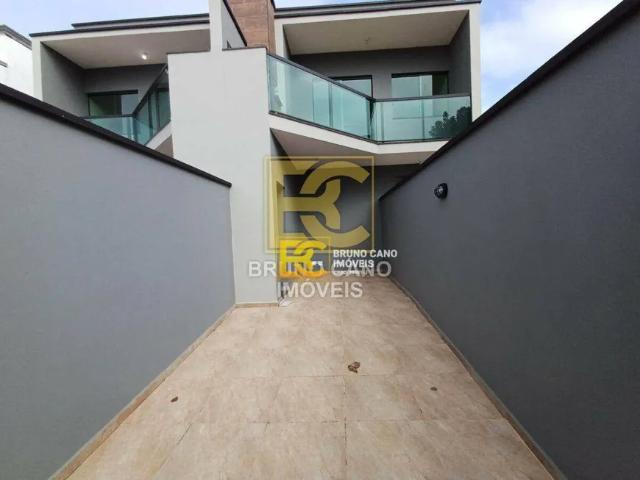 Sobrado com 2 Quartos e 2 banheiros à Venda, 67 m² por R$ 360.000