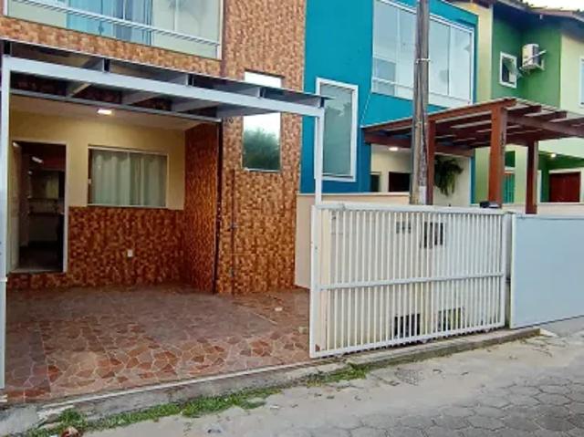 Sobrado com 2 Quartos e 2 banheiros à Venda, 86 m² por R$ 299.000