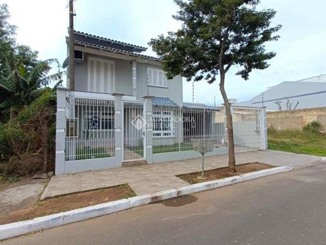Sobrado com 2 quartos e amplo pátio com piscina no bairro Harmonia em Canoas