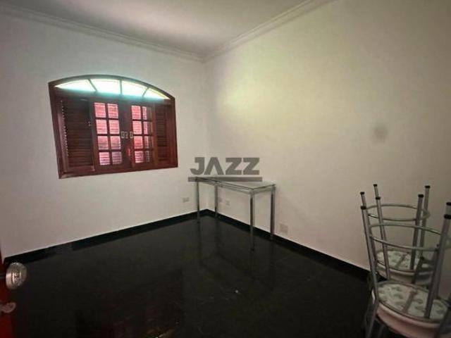 Sobrado com 2 Suítes, Hidromassagem, Energia Solar e Quintal Amplo