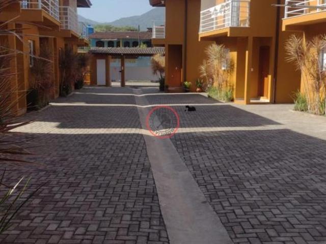 Sobrado com 2 suites, sala cozinha,2 vagas, area independente em condominio, 2 quadras da praia