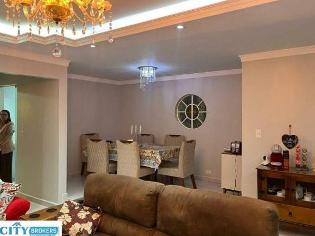 Sobrado com 315 m², com 3 dormitórios sendo 1 suíte e o terceiro reversível, ampla sala 2 ambientes