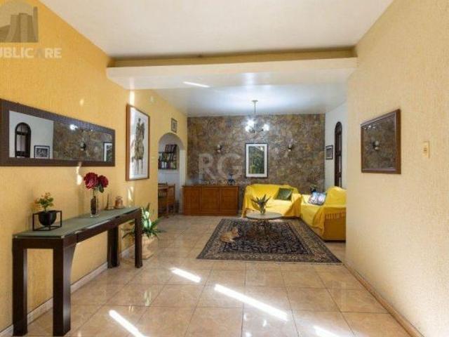 Sobrado com 345m² privativos, 3 suites, 2 vagas, churrasqueira. pátio com piscin