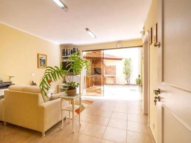 Sobrado com 356 m² com 4 suítes e 5 vagas de garagem, com amplo quintal