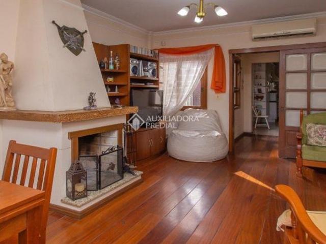Sobrado com 3 andares, 300 m² privativos