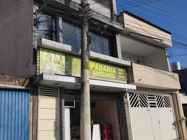 Sobrado com 3 casas e 1 salão comercial!