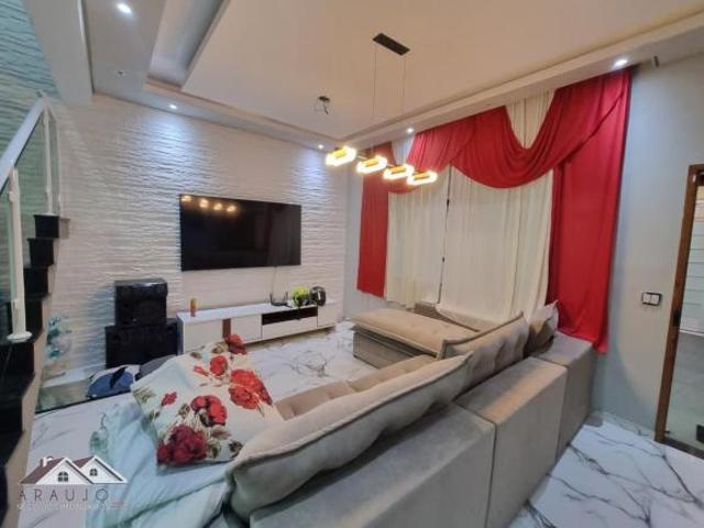 Sobrado com 3 dormitórios, mobiliado e piscina !