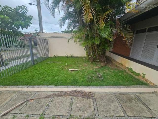 Sobrado com 3 dormitórios a 200 metros do mar Centro Peruíbe/SP