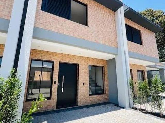 Sobrado com 3 dormitórios à venda, 120m² por R$ 638.900,00 Condomínio Residenci