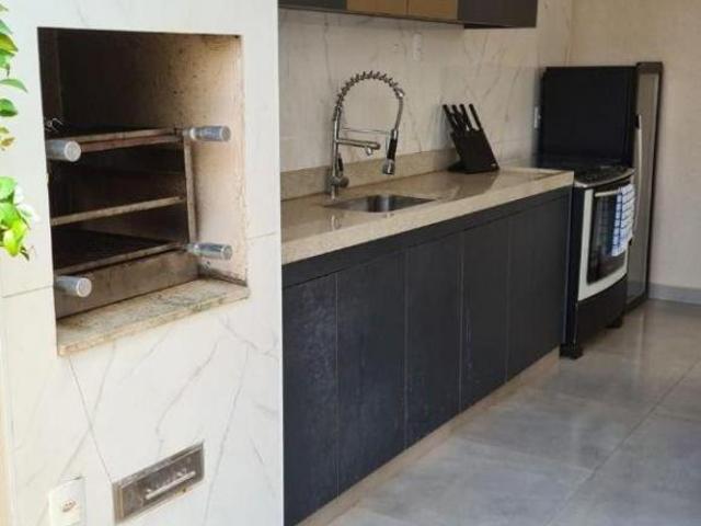 Sobrado com 3 dormitórios à venda, 140 m² por R$ 750.000 Village