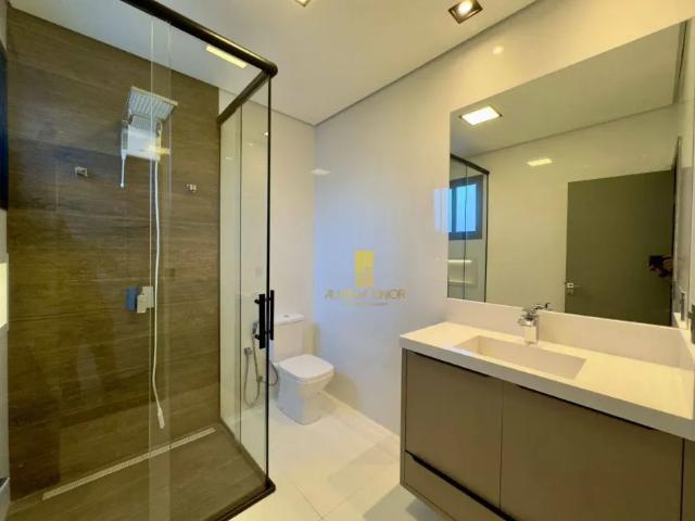 Sobrado com 3 dormitórios à venda, 220 m² por R$ 2.800.000,00 Condomínio Dona Maria José Indaiat
