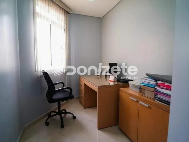 Sobrado Residencial com 3 Quartos, 1 Suíte, 5 Vagas, Piscina e Amplo Espaço em Santo André – Parque