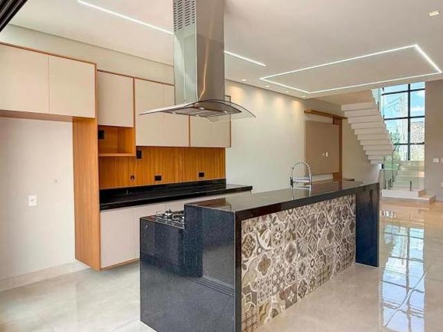 Sobrado com 3 dormitórios à venda, 290 m por R$2.450.000,00 Condomínio Jardim