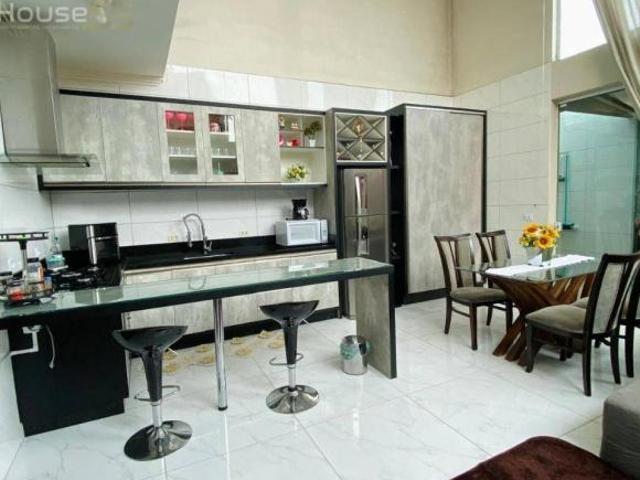 Sobrado com 3 dormitórios à venda, 310 m² por R$ 850.000,00 Sítio Cercado Curitiba/PR