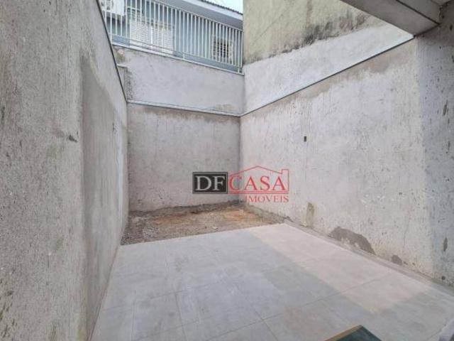 Sobrado com 3 dormitórios e 1 suíte com 2 vagas de garagem na Ponte Rasa