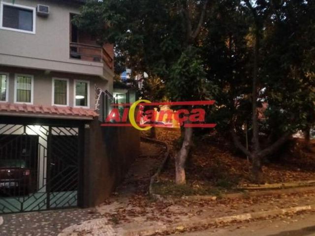 SOBRADO COM 3 DORMITÓRIOS E 4 VAGAS DE GARAGEM NO JARDIM VILA GALVÃO ACEITA FINANCIAMENTO
